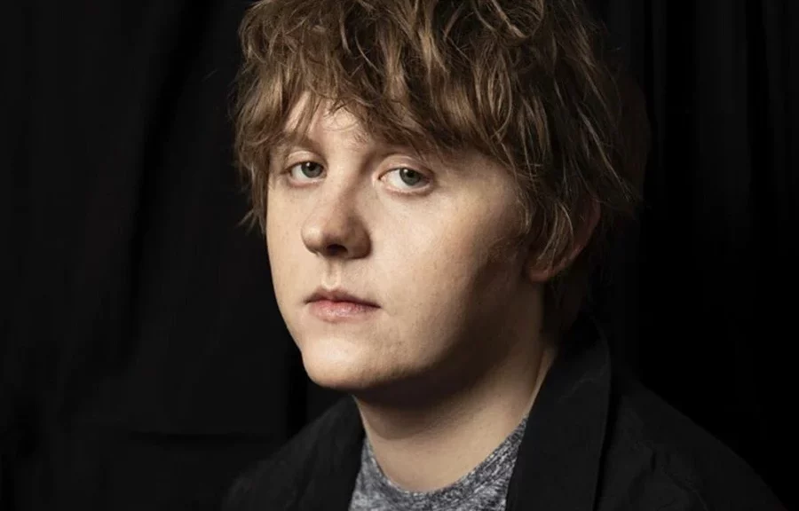 Lewis Capaldi goes public with stunning new girlfriend – MACG Magazine